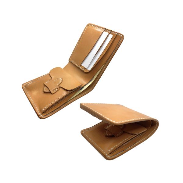 必要最低限の機能を備えたスマートなスタイルのショートウォレットです。ビジネスシーンで本格的なハンドメイドウォレットをお探しの方にお勧めのアイテムです。国産の上質ななサドルレザー厳選し、職人による手裁ち、手縫い、手仕上げによって製作される完全...