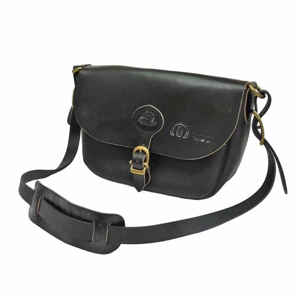 英国の老舗タンナー、J&amp;FJ Baker社（ベイカー社）による最高級のサドルレザー と肉厚で強靭なバッファローレザーを使用した限定仕様のメールバッグです。◆天然皮革の特性UK Saddle Leatherにつきまして生体時から残るキ...