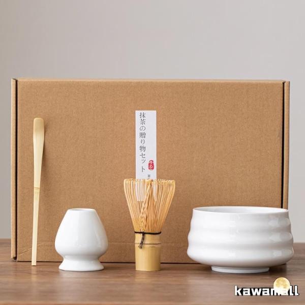 【4点セット内容】茶筌、茶筅休め、茶杓、茶碗【サイズ】 【茶筌】 幅6.5cm 高さ7cm 【茶筅休め】 高さ11.2cm 【茶杓】 長さ18cm 【茶碗】 (陶器)幅12.7cm 高さ7cm 容量約580ml (竹製)幅13.1cm 高さ...