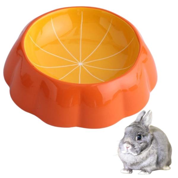 【清潔な食事環境をペットに】 大切なペットの食事コーナーを、衛生的で快適な場所にするセラミック製食器です。陶器ならではの重量感がひっくり返しを防ぎ、丸洗いできる清潔さが日々の健康をサポート。うさぎやモルモット、チンチラなどの食事シーンを足元...