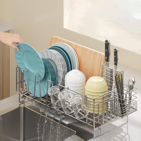 【ステンレス製】錆びに強く、強度と耐久性に優れたステンレス素材を使用。汚れが落ちやすく、お手入れが簡単な使いやすさが特徴です。本体の6箇所に滑り止め仕様が施されており、滑りにくく、キッチンへの傷つき対策にもなっています。【自動排水】トレーに...