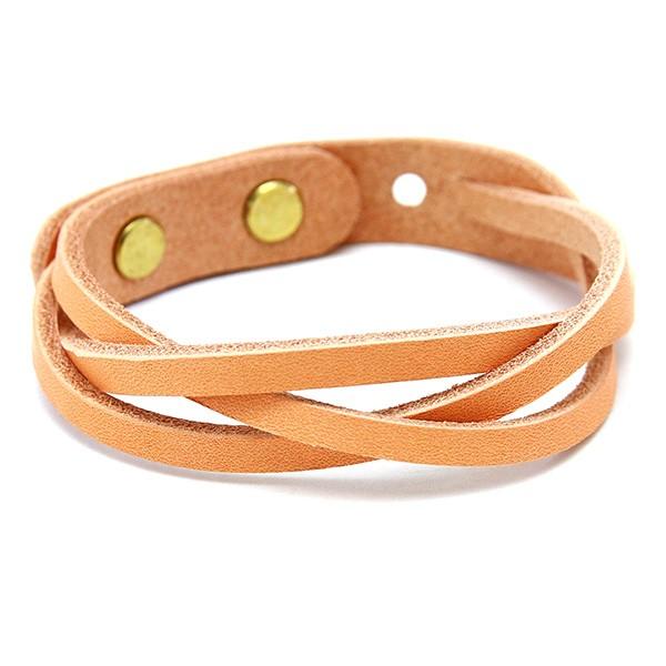 ■素材：牛革■サイズ：W1.2× H23× D-(cm)■重量：約10gゆるく編み込んだレザーブレスレットです。腕に巻きつけたら、ギボシという突起状の金具を反対側の革端にあけた穴に差し込んで装着します。穴が3つ開いており、差し込む穴によって...