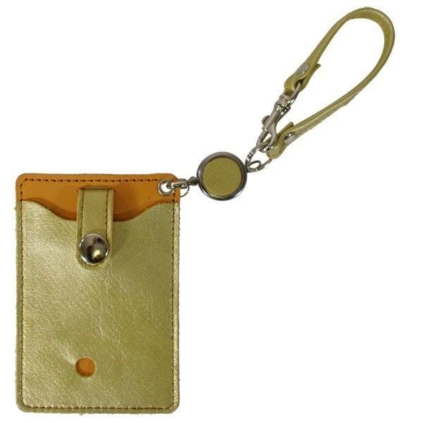 小窓からSuicaペンギンが覗く、ユニークなデザインのパスケース。表・裏両面に1つずつのカードポケットが付いており、口の部分をスナップホックで留められるようになっています。表面の小窓は、Suicaのペンギンの顔がちょうど覗くよう配置しました...