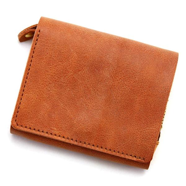 ■素材：牛革■サイズ：W10× H8.5× D3(cm)■重量：約75g使いやすさにこだわった2つ折り財布です。フラップを開いたら縦長の状態で使用する構造です。カードポケットが前側に1ヵ所、奥側に3か所ついています。さらにマチのついたスペー...