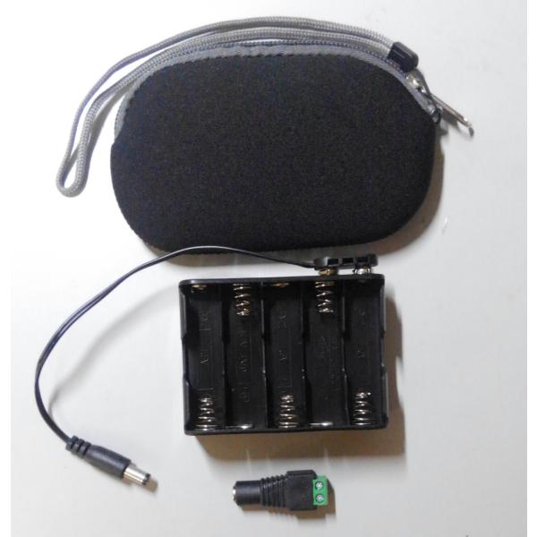 エネループなどの充電型単三型電池１０本を使用して１２Vを発生する電池ボックスとケース＆コネクターのセットです。非充電型のアルカリ単三乾電池（定格電圧１．５V）を使用すると１５Vの電源となります。他の赤黒（直流＋ー）コードに簡単に接続できるメ...