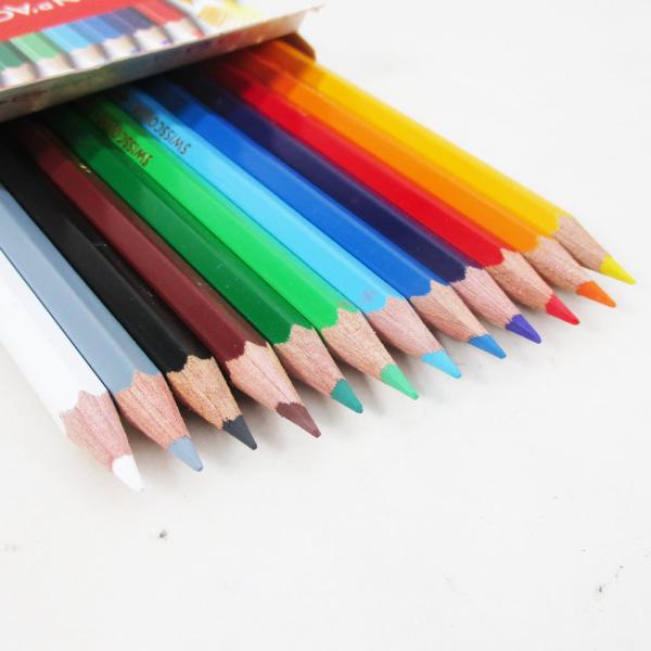 スイスカラー 油性色鉛筆スイスメイドを現すシンボルとして、スイス国旗のデザインをあしらったパッケージが特徴の『スイスカラー』から油性色鉛筆が登場。折れにくく塗りやすい芯の色鉛筆は、パーソナルユースとしてもギフトとしてもおすすめです。シダーウ...