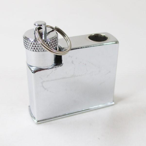 レギュラーサイズタンクで汎用性が高いですオイル吸い上げ用に芯(紐)を使っています。◎純正の綿よりオイルの揮発が少なく持ちが良い◎重量が増すことで、重量感がUP◎ライターを振るとチャプチャプ鳴りタンク内のオイル残量が大体判る。※タンクの刻印は...