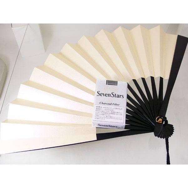 ★製品特徴★ 伝統製法■鍛造一尺黒鉄扇長さが30cmもある鉄扇です！ 新撰組　芹沢鴨　で有名な鉄扇は、武士が刀を持てない場所に持っていったものです。 親骨は鉄地金を黒染の上に塗りをかけ、中骨には黒染め竹を使用しています。 一尺というインパク...