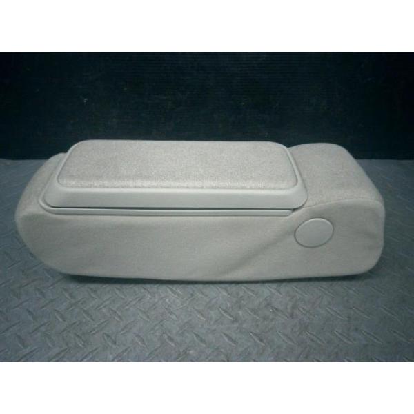 **** 商品説明を必ずご確認ください ****部品管理番号：551350000070460メーカー純正品番：72810-B2820-E1部品名：アームレスト部品区分：リサイクル品車名：キャスト車両タイプ名：5ドアハッチバック通称型式：LA...