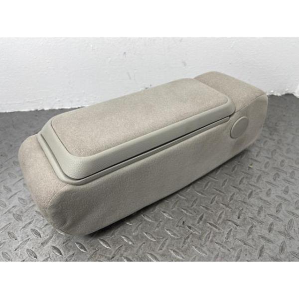 **** 商品説明を必ずご確認ください ****部品管理番号：650610000070460メーカー純正品番：72810-B2820-E1部品名：アームレストメーカー代替品番：72810-B2820部品区分：リサイクル品車名：キャスト車両タ...