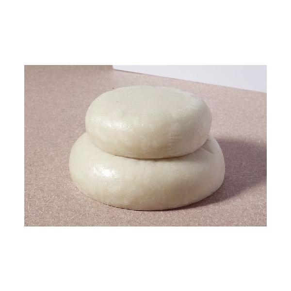 お鏡用の餅です。