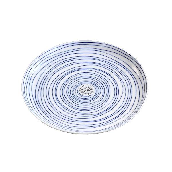 平皿です。グルグルとラインの入ったスタイリッシュなデザインです。軽く毎日の食事に扱いやすくなっております。【！陶器について！】傷、ピンホール(針を刺したような穴)、鉄粉(1mm程の小さな黒い点)、釉薬のムラ等がある場合がございます。(普段ご...