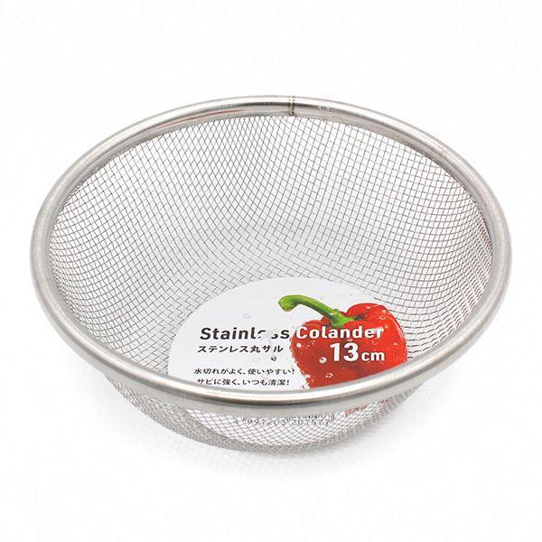ステンレス丸ザルです。サビにくいステンレス製のザルです。水切れがよく使いやすいです。野菜の水切りや麺の湯切り等に便利です。※直火・電子レンジ・オーブン 非対応●外寸(約)・直径130×高さ47mm ●材質・ステンレススチール●用途・笊 ザル...