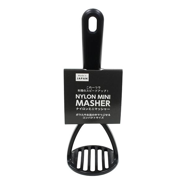〇ミニサイズのマッシャーです。ボウルやお皿の中でつぶせるコンパクトサイズです。壁掛けができるフック穴が開いております。家庭用の食器洗浄機・乾燥機で使用できます。手軽に使えて料理のスピードアップができます。●サイズ（約）・直径６０×全長１７０...