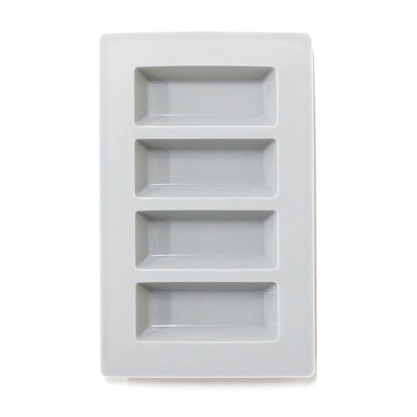 ミニフィナンシェモールドです。1個あたり約2.5×6×高さ1.1cmのフィナンシェが作れます。一度に4個まで作れます。シリコン製で型から外しやすいです。※直火・オーブントースター・食器洗浄機・乾燥機 非対応●サイズ(約)・145×90mm●...