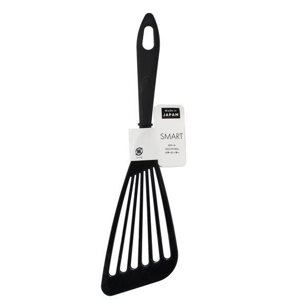 バタービーターです。ナイロン製で食材がひっつきにくくなっております。フック穴が付いており、壁掛け収納が可能です。家庭用食器洗浄機・乾燥機で使用できます。ヘラの先が斜めになっており、細かい角にも届きます。※リニューアルによりパッケージや成分が...