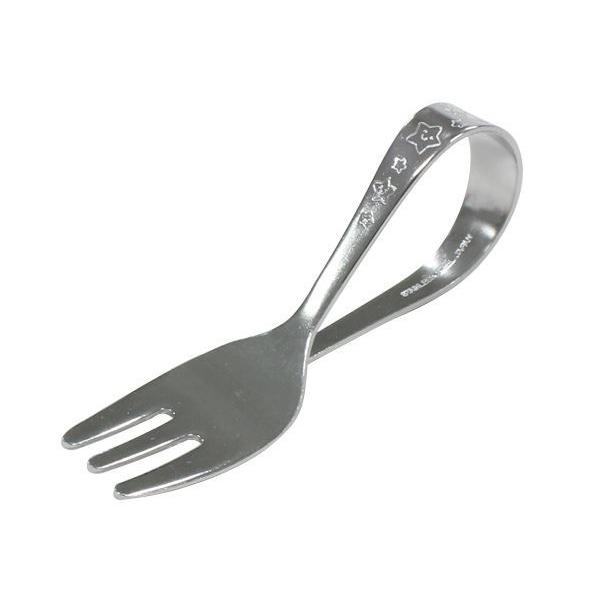 〇ちびっこフォークです。持ち手が輪になった形状で、小さな手でも持ちやすくなっております。衛生的に使えるステンレス製です。●サイズ（約）・２３×３３×全長９０ｍｍ●材質・ステンレススチール　　　　●用途・子供用フォーク　カトラリー　食事　ベビ...