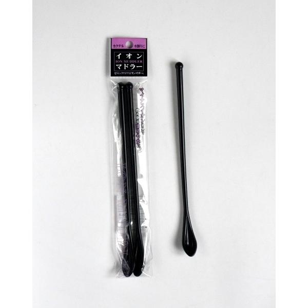 ○マイナスイオン効果のある　マドラー、３本入りです。先端がスプーン状になっております。マイナスイオン効果で飲み物をまろやかにします。カクテルや、水割りなどの飲み物をかき混ぜるのに最適です。□サイズ（約）・全長２００ｍｍ□色・ブラック□耐熱耐...