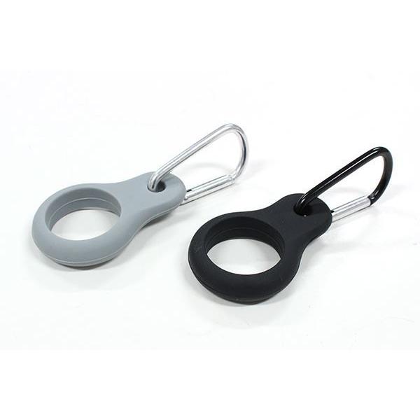 ○ペットボトルホルダーです。シリコン製のリングをペットボトルにはめてお使いください。容量５００ｍｌまでのペットボトルに対応しております。カラビナ付きで、ベルトループやバックに簡単取り付けられます。※飲み口が大きい特殊な形状には使用できません...