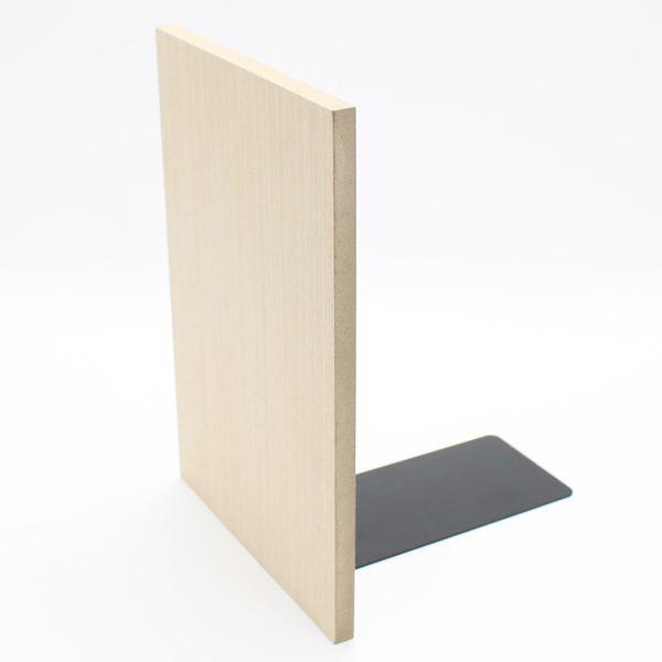 ブックスタンドです。合板とスチールを組み合わせたナチュラルデザインのブックスタンドです。単行本や雑誌などが倒れるのを防ぎます。※パッケージの表示価格は店頭販売価格の為、当店販売価格とは異なります※天然素材の為、形や色の違い、欠け(傷や窪み)...