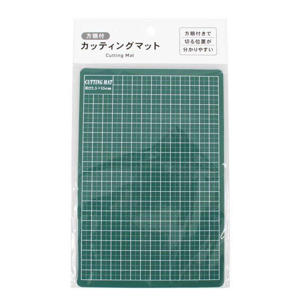 カッティングマットです。方眼付きで切る位置が見やすいです。机の上をカッターの刃で傷つけません。※紙等を垂直・平行に切るための目安としての物で正確な寸法表記ではございません●サイズ(約)・225×150mm●材質・塩化ビニル樹脂●用途・カッテ...