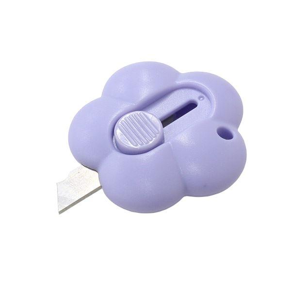 ミニカッターです。花のデザインのカッターです。コンパクトで持ち運びに適しております。お好きなストラップを付けられます。※色の指定はできません●サイズ(約)・:45×46mm●材質・本体:ABS樹脂 刃、バネ:炭素鋼●用途・カッター 工具 文...