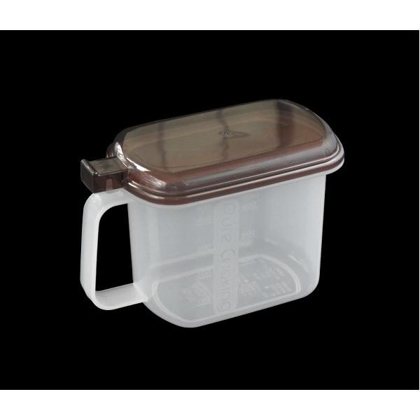 ○調味料入れです。容量は７２０ｍｌです。約５ｍｌ（小さじ１）の計量スプーン付きです。スプーンはポット上部に収納できます。ポット側面に、砂糖１００〜４００ｇまで１００ｇ単位の目盛りと、塩２００〜８００ｇまで２００ｇ単位の目盛り表記がございます...