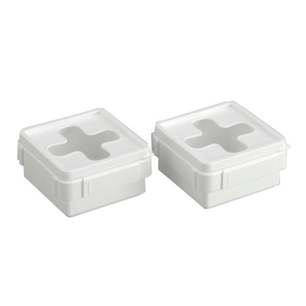 プルアウトボックス、2個入りです。フタに十字の穴があいて、あけずに必要なものを取り出せます。ボックス側面の凹凸を組み合わせることで、タテにもヨコにも連結する事ができます。輪ゴム・お弁当小物などの収納に便利です。キッチンの消耗品をスッキリ整理...