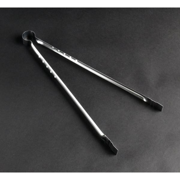 野外用の火ばさみです。全長約44.5cmの大型サイズです。空き缶・ゴミ・落ち葉など触れずに拾えます。バーベキューで、炭や薪を掴んだり移動させる際にも便利です。●サイズ(約)・全長445mm●材質・ステンレススチール●用途・火バサミ トング ...