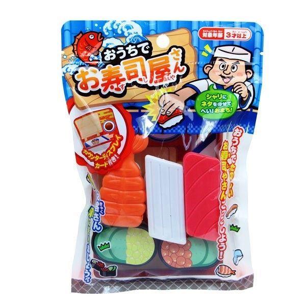 お寿司屋さんのおもちゃです。お家でお寿司屋さんごっこが楽しめます。握りずし3個と軍艦2個のセットです。握りずしのネタとシャリは面ファスナーで取り外し可能です。カウンターディスプレイカード付きで、お寿司屋さん気分が盛り上がります。※種類の指定...