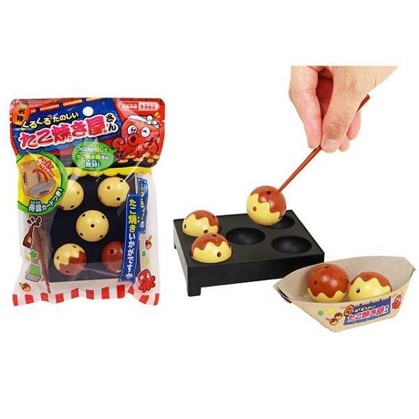 たこ焼き屋さんのおもちゃです。棒でたこ焼きをくるくる回して、たこ焼き屋さんごっこが楽しめます。 カードを切り取って組み立てられる船皿付きです。●1個のサイズ(約)・たこ焼き:直径30mm 鉄板:90×110×厚み25mm●対象年齢・3歳以上...