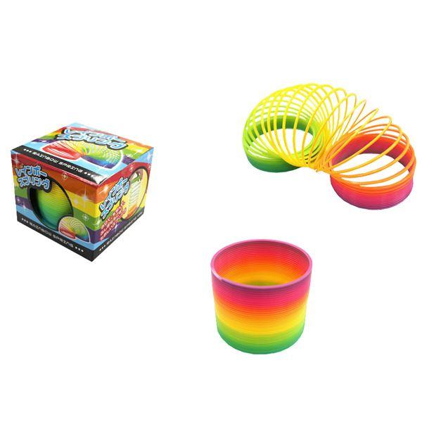 レインボースプリングです。伸びて縮んで不思議な動きをするスプリングです。階段から落とすと一段ごとにバネが伸縮しひとりでに下りていきます。●サイズ(約)・直径75×60mm●対象年齢・3歳以上●材質・PVC●用途・オモチャ スプリング●キーワ...