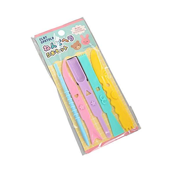 ねんどヘラ、5本入りです。5本のヘラで20パターンの使い方ができます。使った後はねんどや汚れをきれいに落として片づけてください。※色の指定はできません●1本のサイズ(約)・135mm●対象年齢・3才以上●材質・ポリプロピレン●用途・粘土 ヘ...