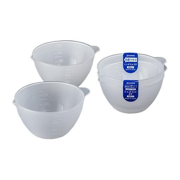 ボウル、２個入りです。目盛り付きで、計量しながら下ごしらえができます。つまみと注ぎ口付きです。電子レンジ・食器洗浄機・熱湯に対応しております。卵を溶いたり、調味料を混ぜ合わせるのに使いやすいミニサイズです。※直火・オーブン・グリル・オート加...