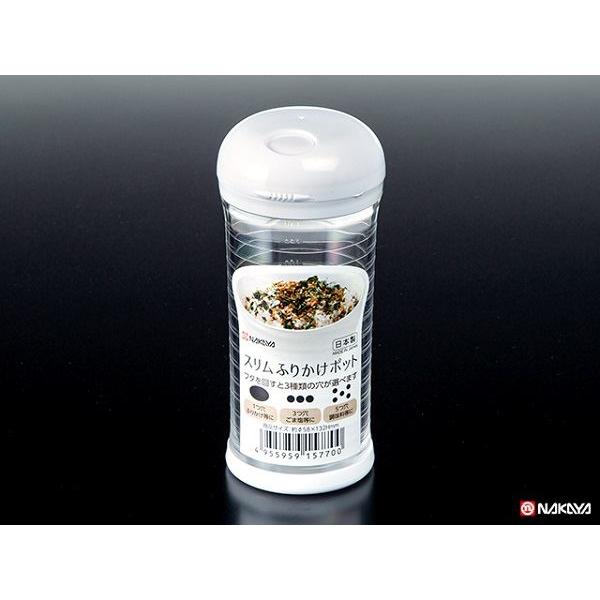 ふりかけポットです。フタを回すと1つ穴・3つ穴・5つ穴の3種の出し口が選べます。10ml単位で約140mlまでの目盛りが付いております。ふりかけやごま塩、調味料等を入れるのにお使いいただけます。※粘度の高い調味料等の使用は避けてください●サ...