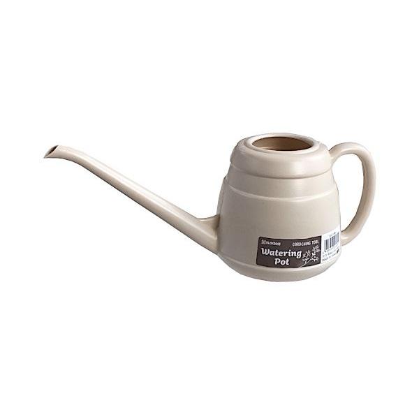 園芸用の水差しです。ポリエチレン製の一体型の水差しです。細いノズルで観葉植物などの水やりに便利です。●サイズ(約)・284×114×高さ118mm●容量(約)・850ml●耐熱70度/耐冷-30度●原料樹脂・ポリエチレン●用途・ジョウロ ウ...