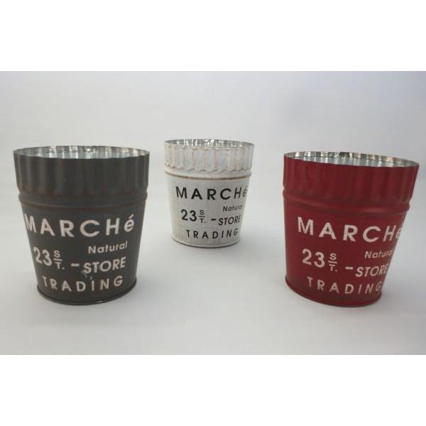 〇ブリキのポットです。英字がプリントの落ち着いたカラーです。色飛びや色ムラを出すことで、アンティークな風合いを表現しております。　※防水加工はしておりません※サビや変色が発生する場合がございます※ハンドメイド商品の為、サイズ・色合いが多少異...