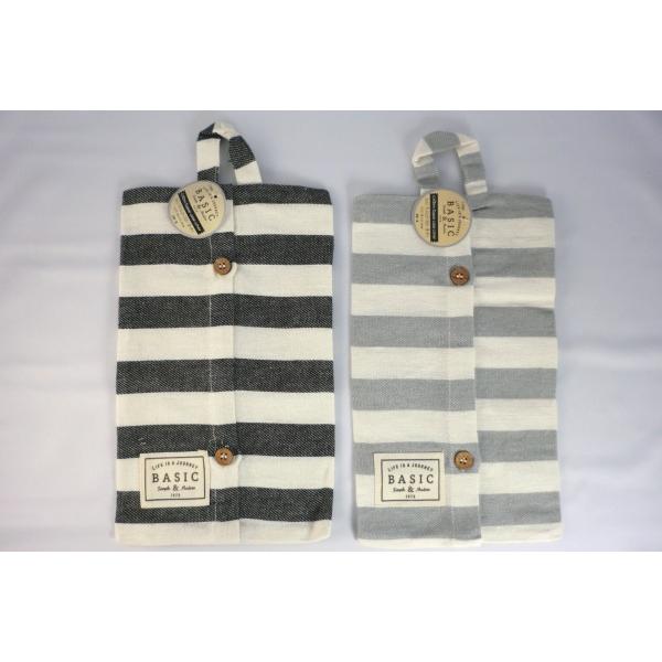 〇ティッシュケースカバーです。ボーダー柄に英字のタグが付いております。ボタンを開けてボックスティッシュを入れてお使いください。取っ手が付いており、壁面や車内などに掛けられます。※縫製品の為サイズが異なります※摩擦や濡れ等により、色移り・色落...