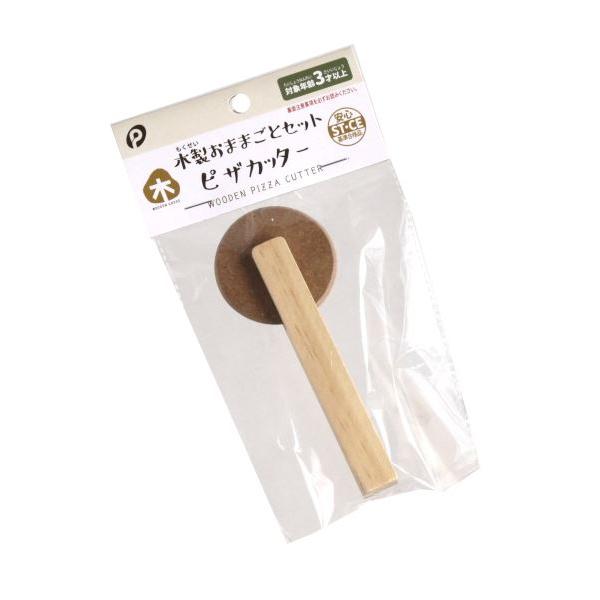 木製のピザカッターです。別売りの「木製おままごとセット ピザの生地 2個入」(JAN:4520297061509)をカットして遊べます。※商品ごとにゆがみ・ひびや木目・色が異なります※天然素材の為、形や色の違い、欠け(傷や窪み)等有り●サイ...