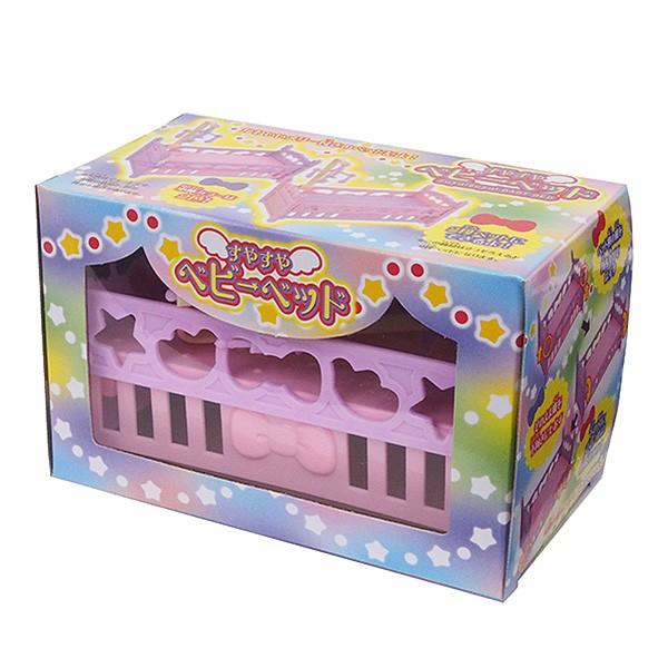 〇おもちゃのベビーベッドです。お人形を寝かせて遊べます。ベッドの柵を倒すことができます。回るメリーがついております。同じ商品を２つそろえると２段ベッドになります。お人形遊びにオススメです。※人形は付いておりません※色の指定はできません●サイ...