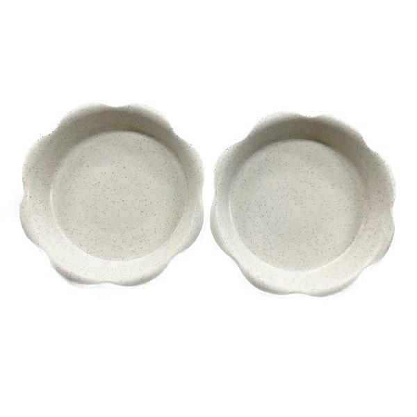 植木鉢用の受け皿、2枚入りです。植木鉢の底に敷いてお使いください。植木鉢の底の直径が約11cm以下の鉢に合います。鉢底から水や土がこぼれるのを防ぎます。※色の指定はできません●1枚のサイズ(約)・直径150×高さ25mm●材質・ポリプロピレ...