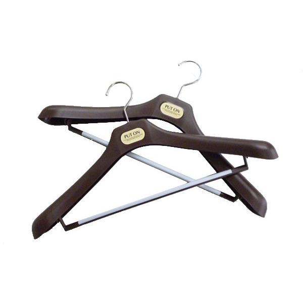 ハンガー、2本入りです。型崩れしにくいラウンド形状のハンガーです。首の部分がスリムで収納性がいいです。中央のバーはすべり止め機能付きでズボン等がズレ落ちにくいです。●1本のサイズ(約)・245×450×厚み45mm●材質・本体:ポリプロピレ...