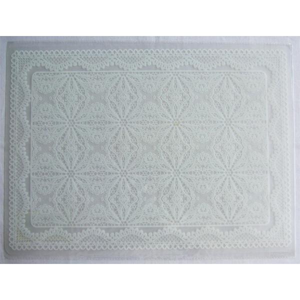 〇ランチョンマットです。レースがプリントされたデザインです。ポリプロピレン製で汚れてもサッと拭き取れます。毎日のお食事や、お客様のおもてなし時にお使いください。※熱したフライパンや鍋を直接置かないでください※食器洗浄機・乾燥機　非対応※柄の...