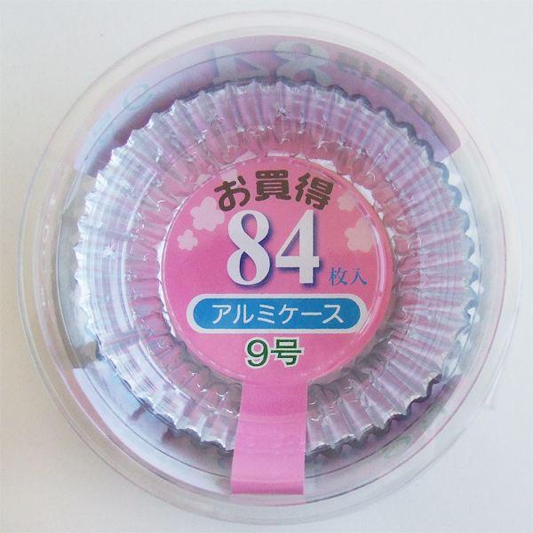 アルミケース、84枚入りです。食材を手軽に仕切れて盛り付けしやすくなります。お弁当やオードブルのおかずの小分けに便利です。※電子レンジ 非対応●1枚の当店計測サイズ(約)・底径50×高さ25mm●材質・アルミ●用途・おかずカップ アルミ ケ...