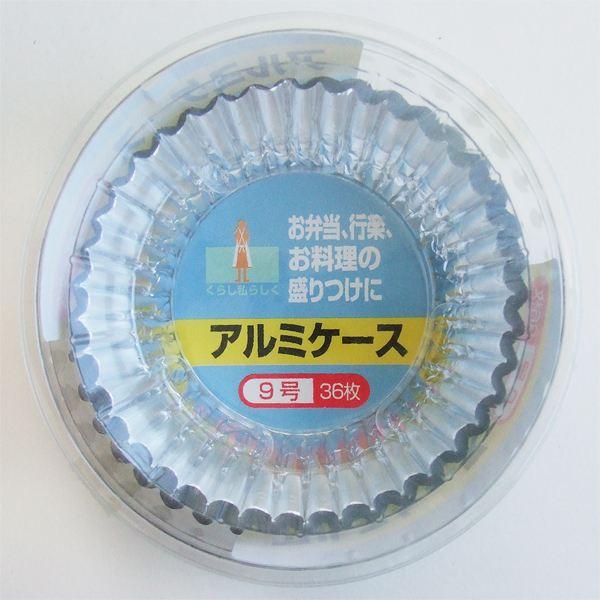 アルミケース、36枚入りです。食材を手軽に仕切れて盛り付けしやすくなります。お弁当やオードブルのおかずの小分けに便利です。※電子レンジ 非対応●1枚の当店計測サイズ(約)・底径50×高さ25mm●材質・アルミ●用途・おかずカップ アルミ ケ...