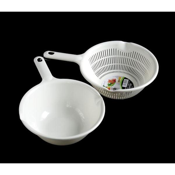 ざるとボウルのセットです。使いやすい取っ手付きです。ざるは野菜の水洗いや麺類などの湯きりに便利です。ボウルの両側には注ぎ口が付いております。●サイズ(約)・直径201×299×高さ90mm●容量(約)・ボウル:1.2L●色・ホワイト●耐熱1...