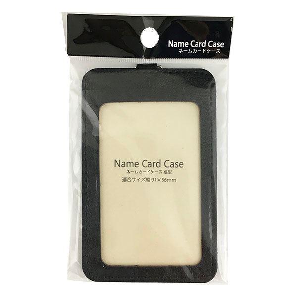 縦型タイプの ネームカードケース です。適合サイズは約91×56mmです。表(透明窓)・裏ポケットが付いており、2カ所に収納できます。Dカン付きでストラップ等がつけられます。社員証などの収納にオススメです。※色の指定はできません●本体サイズ...