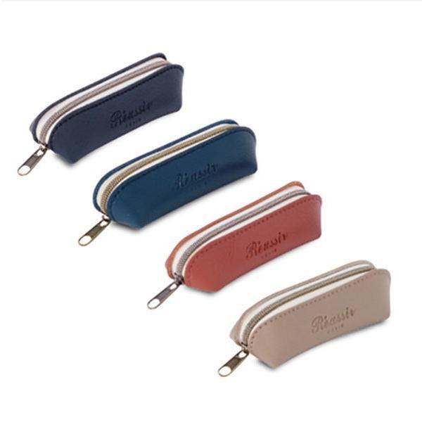 〇コインケースです。合皮の型押しロゴ付きの小銭入れです。ポケット等にも携帯しやすい細長タイプです。※縫製品の為サイズが異なります※色の指定はできません●サイズ（約）・３０×１０５×マチ３０ｍｍ●材質・本体：合成皮革　ファスナー：亜鉛●用途・...