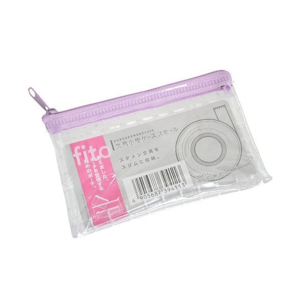 文具小物ケースです。中身が見やすい透明のポーチです。カードや名刺も入ります。大きなポーチにも収まるスモールサイズです。※縫製品の為サイズの異なりや糸のほつれ等有り●サイズ(約)・120×80mm●色・パープル●材質・塩化ビニル樹脂●用途・ポ...