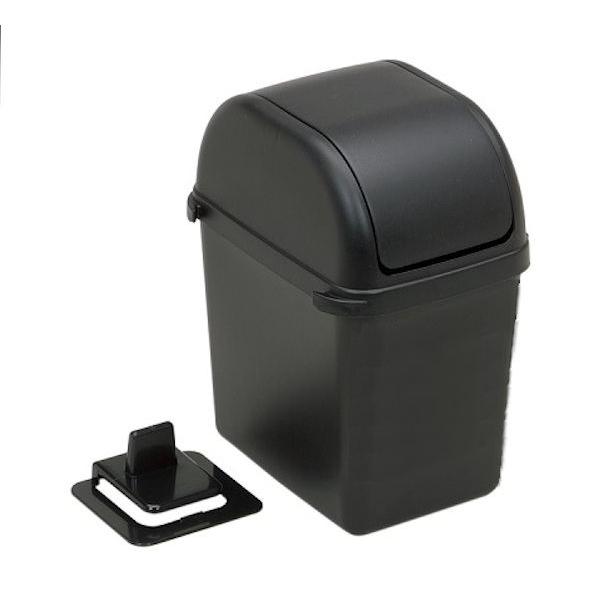 ゴミ箱です。フタが回転して片手で簡単にゴミが捨てられます。付属の専用クリップをフロアマットに差し込んで本体をしっかりと安定させます。本体カバーに付いているツメで連結できます。ちょっとした車内の隙間に置けて便利です。※フロアマットの厚みによっ...